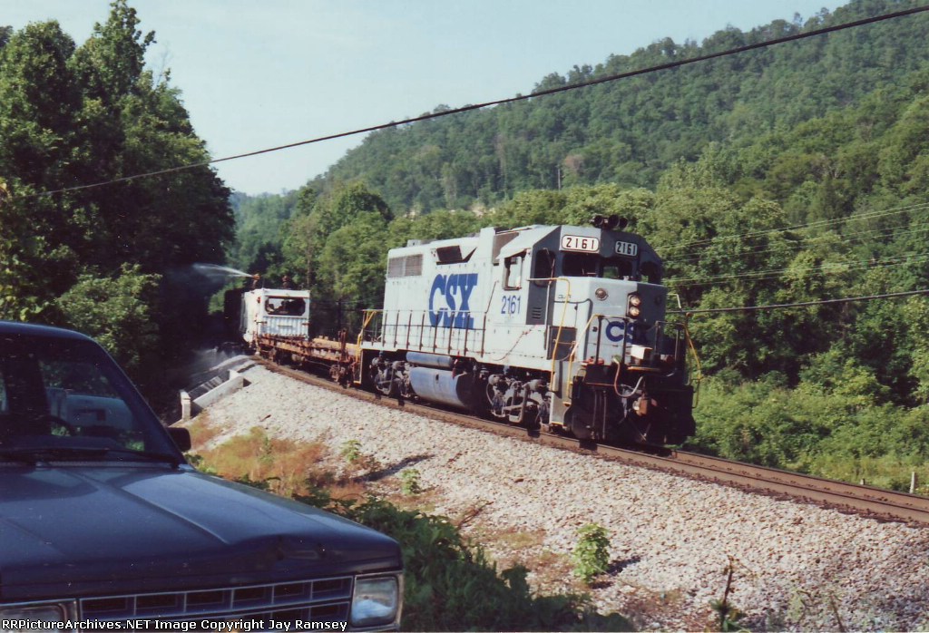 CSX 2161 pulling the sprayer train